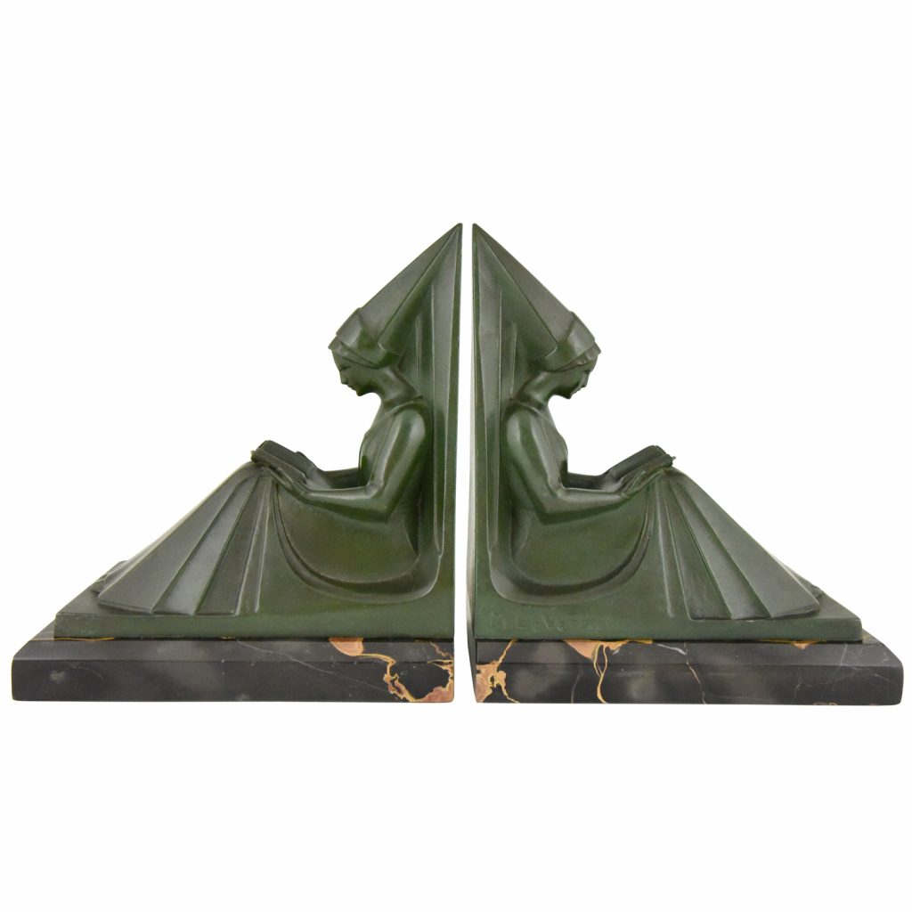 Art Deco figural bookends reading Medieval ladies - Deconamic