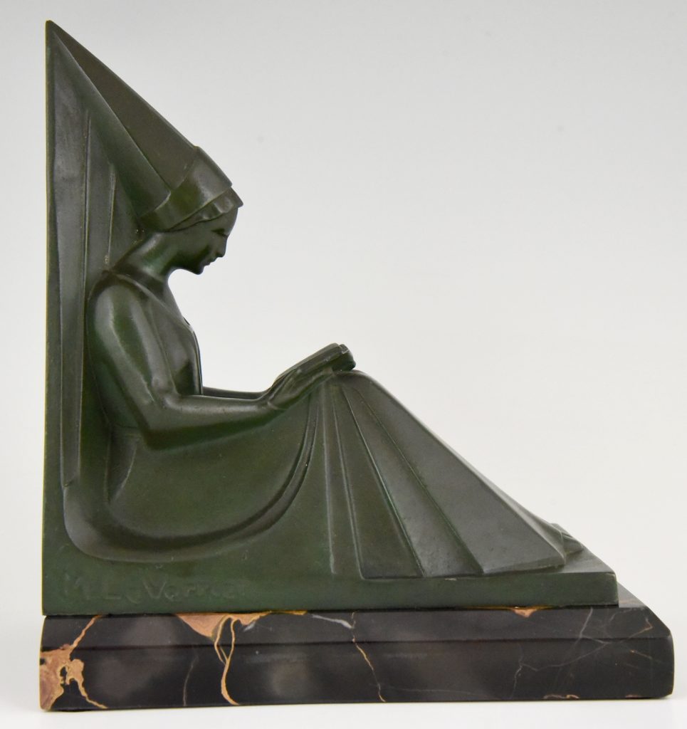 Art Deco figural bookends reading Medieval ladies - Deconamic