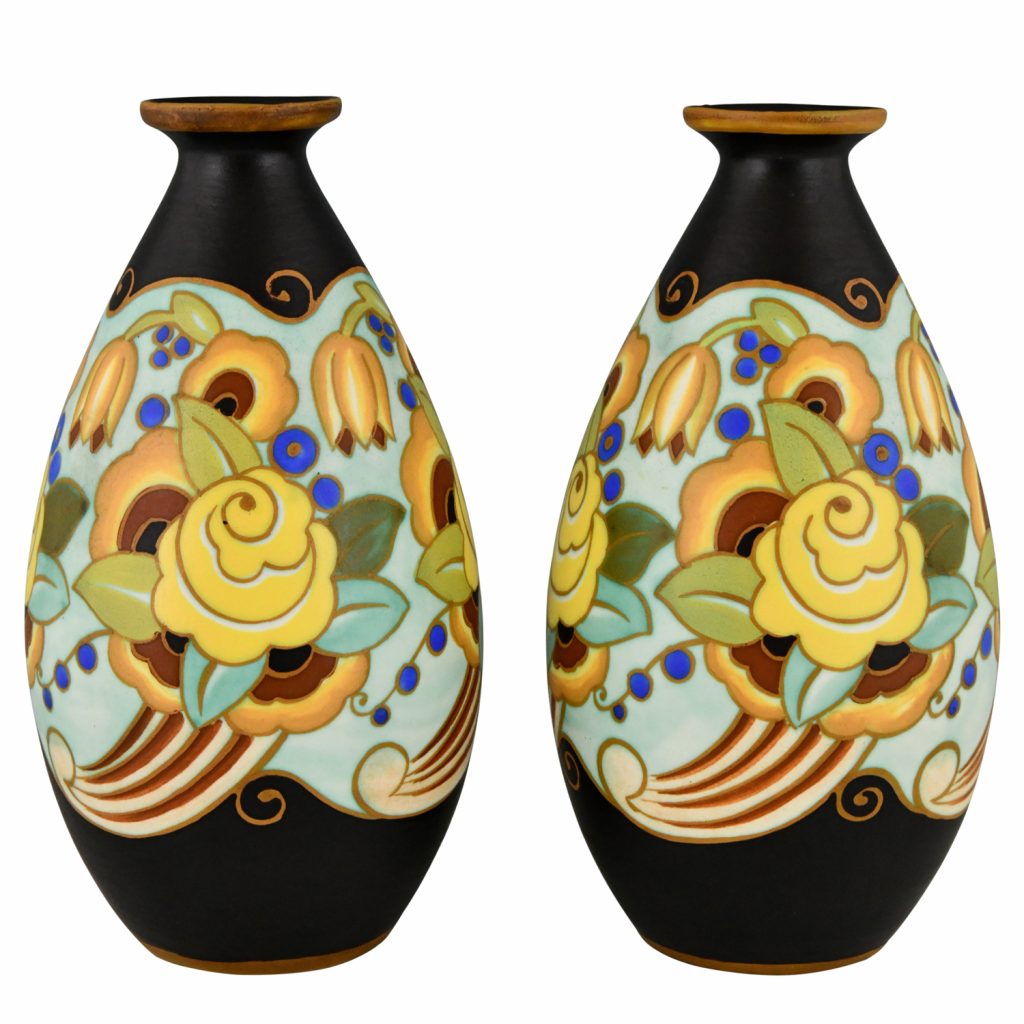 Art Deco ceramic vases with flowers. - Deconamic