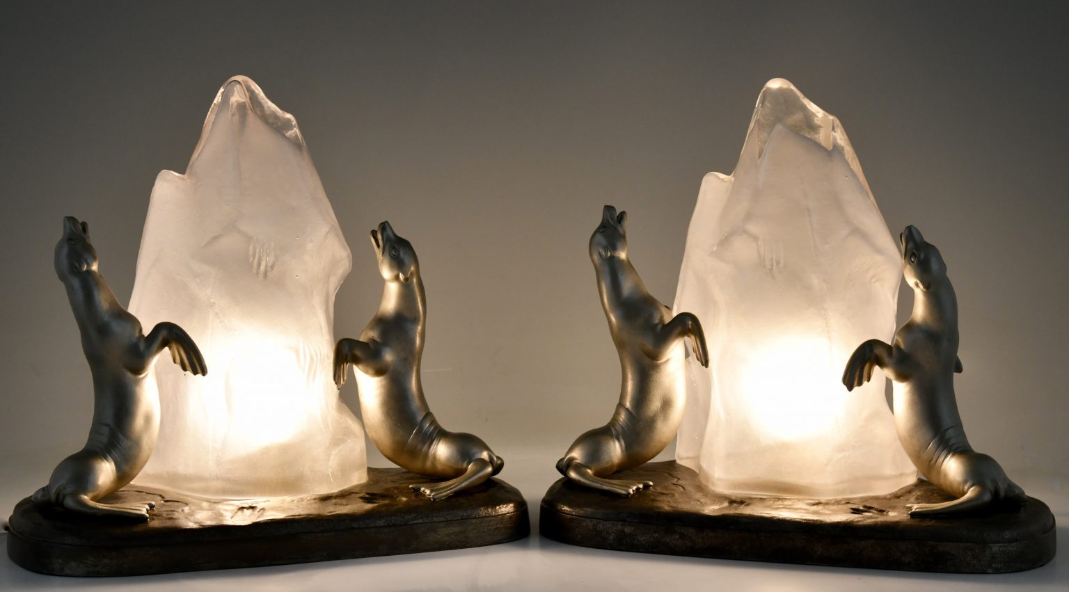Pair of Art Deco lamps with seals - Deconamic
