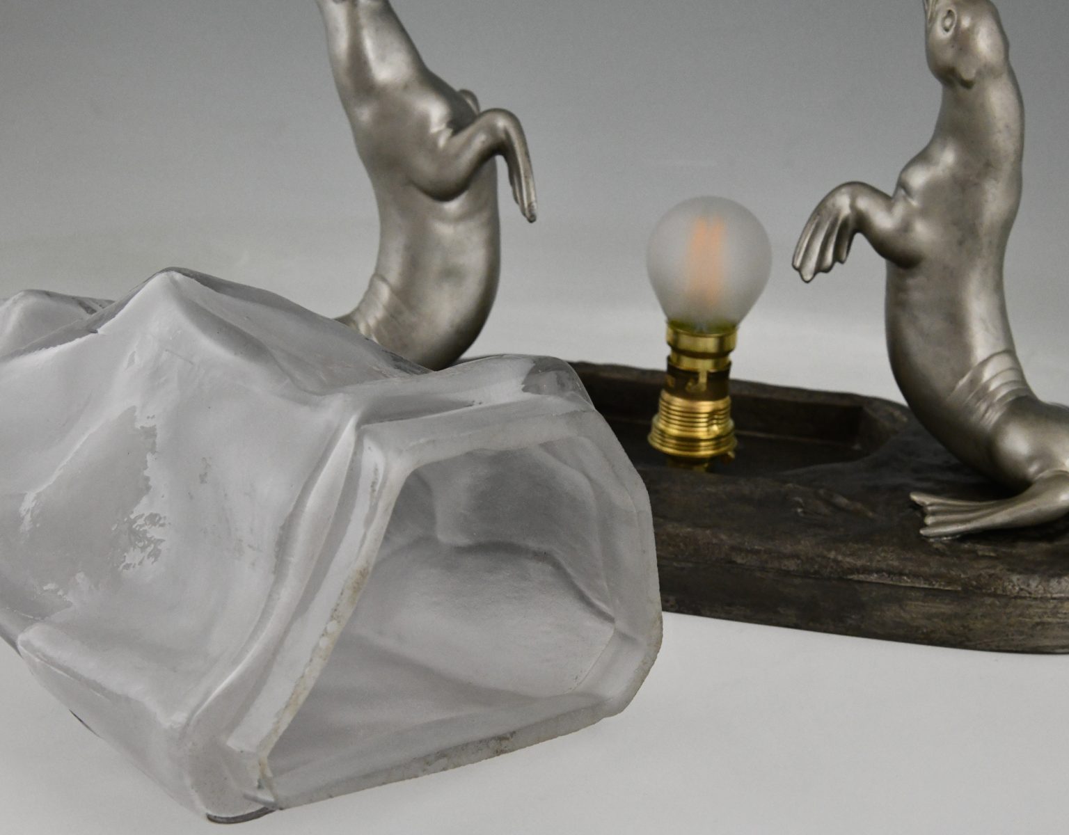 Pair of Art Deco lamps with seals - Deconamic