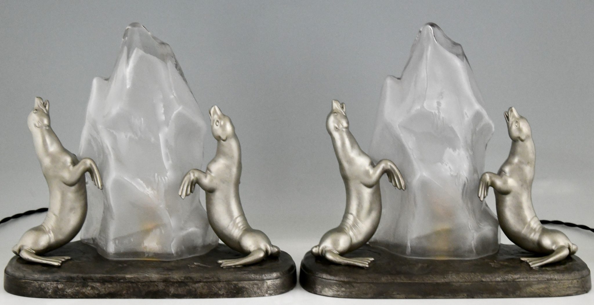 Pair of Art Deco lamps with seals - Deconamic