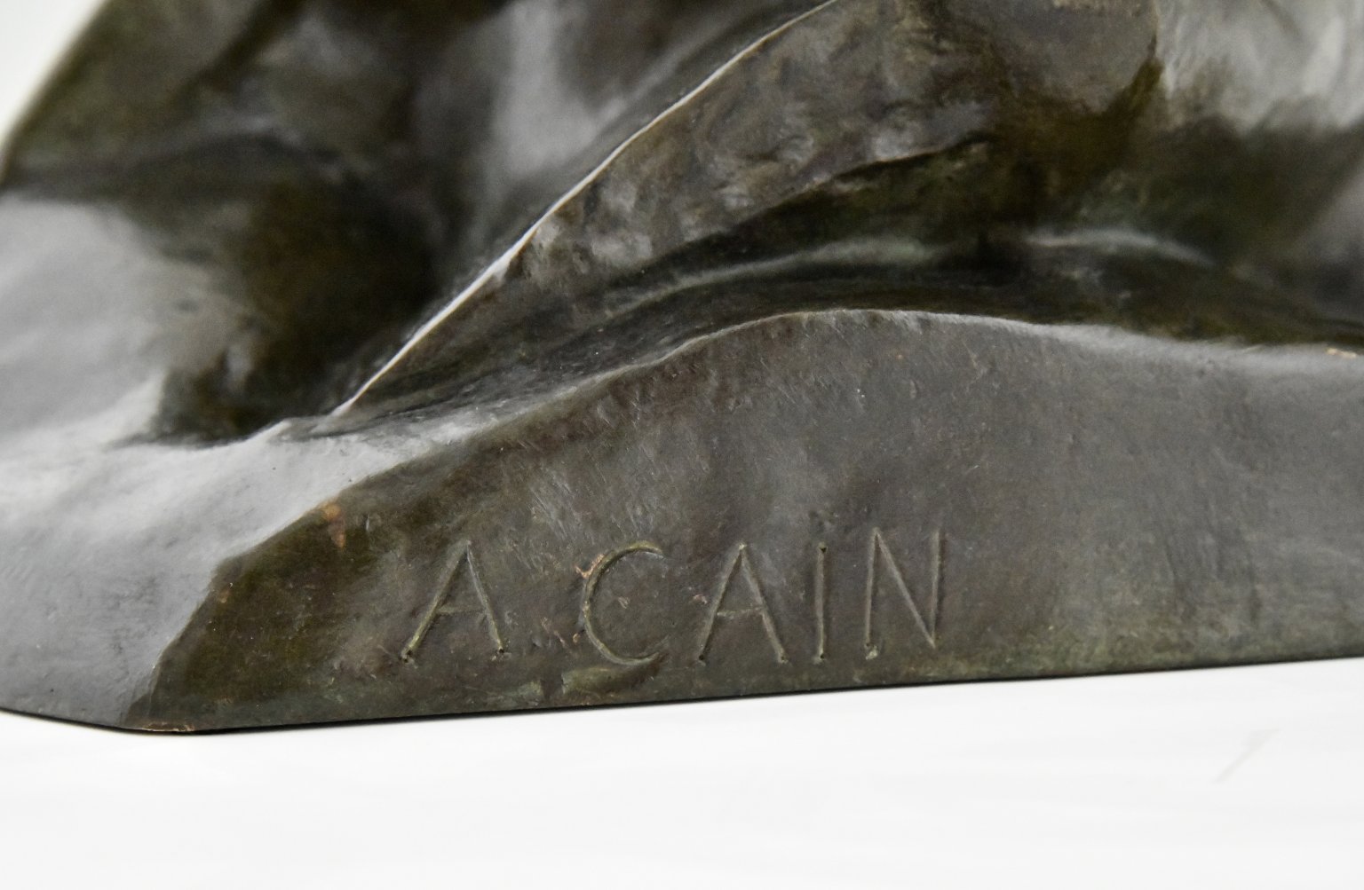 Antique bronze sculpture of a vulture on a sphinx - Deconamic