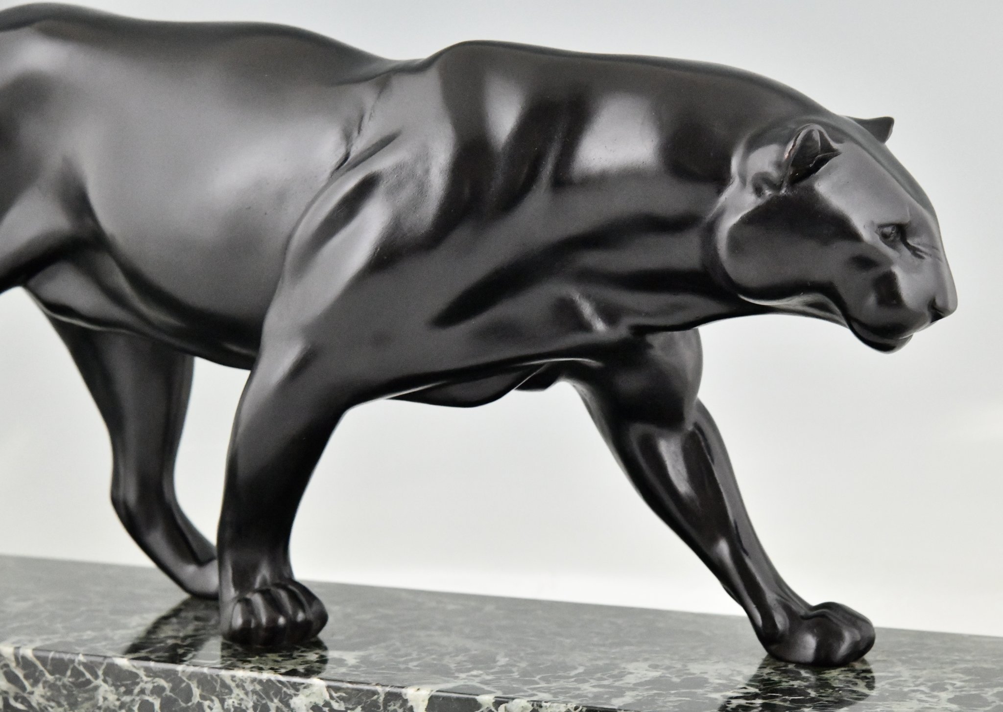 Art Deco sculpture of a walking panther - Deconamic