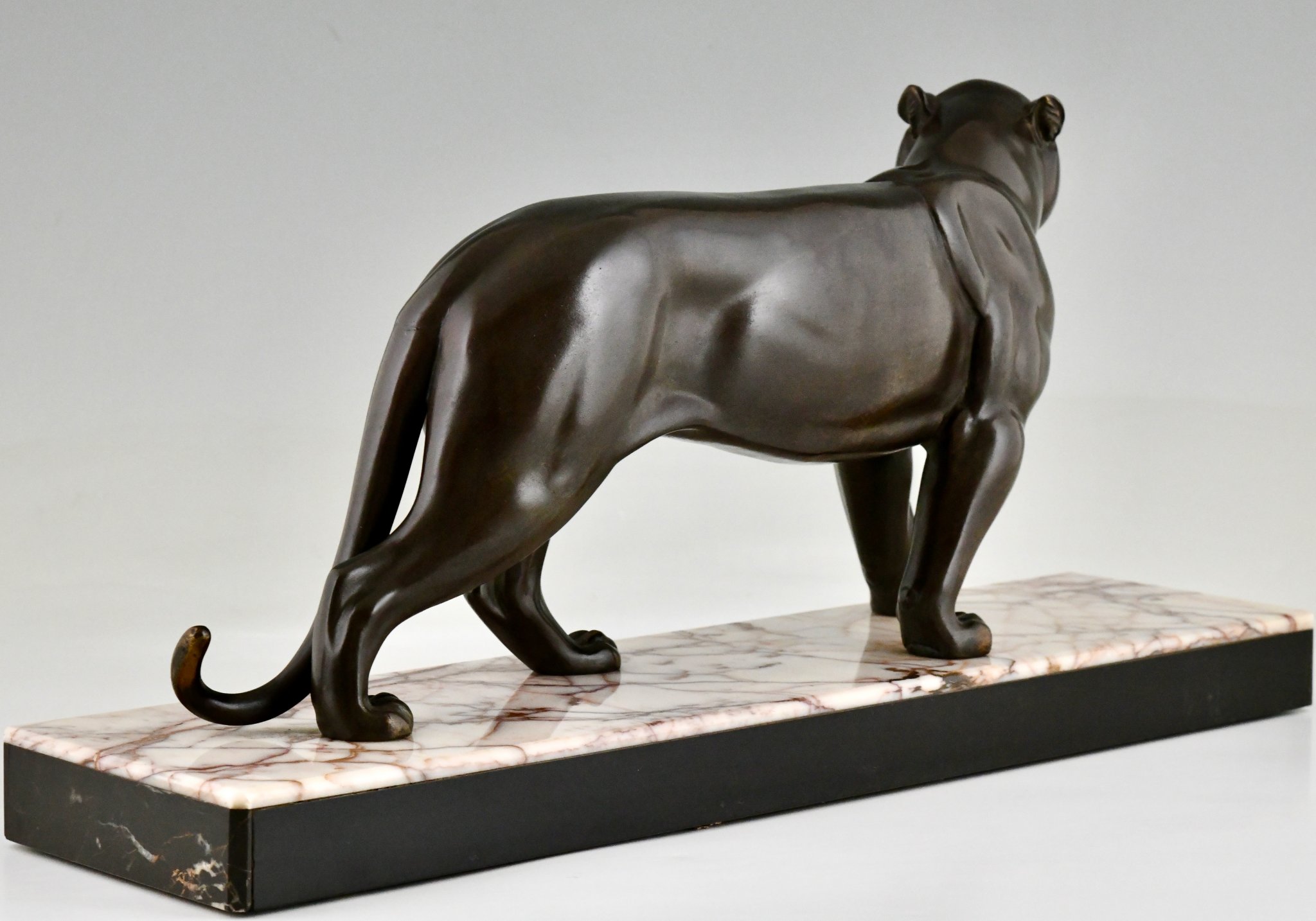 Art Deco sculpture of a panther - Deconamic